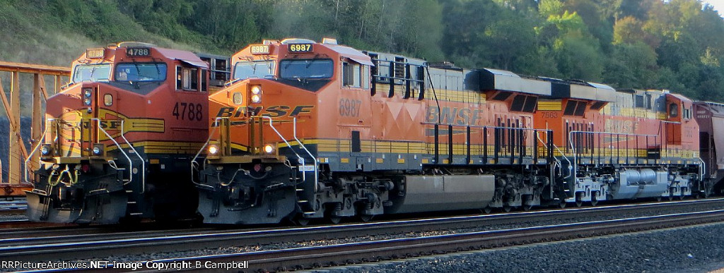 BNSF 6987 - BNSF 7563 passing BNSF 4788